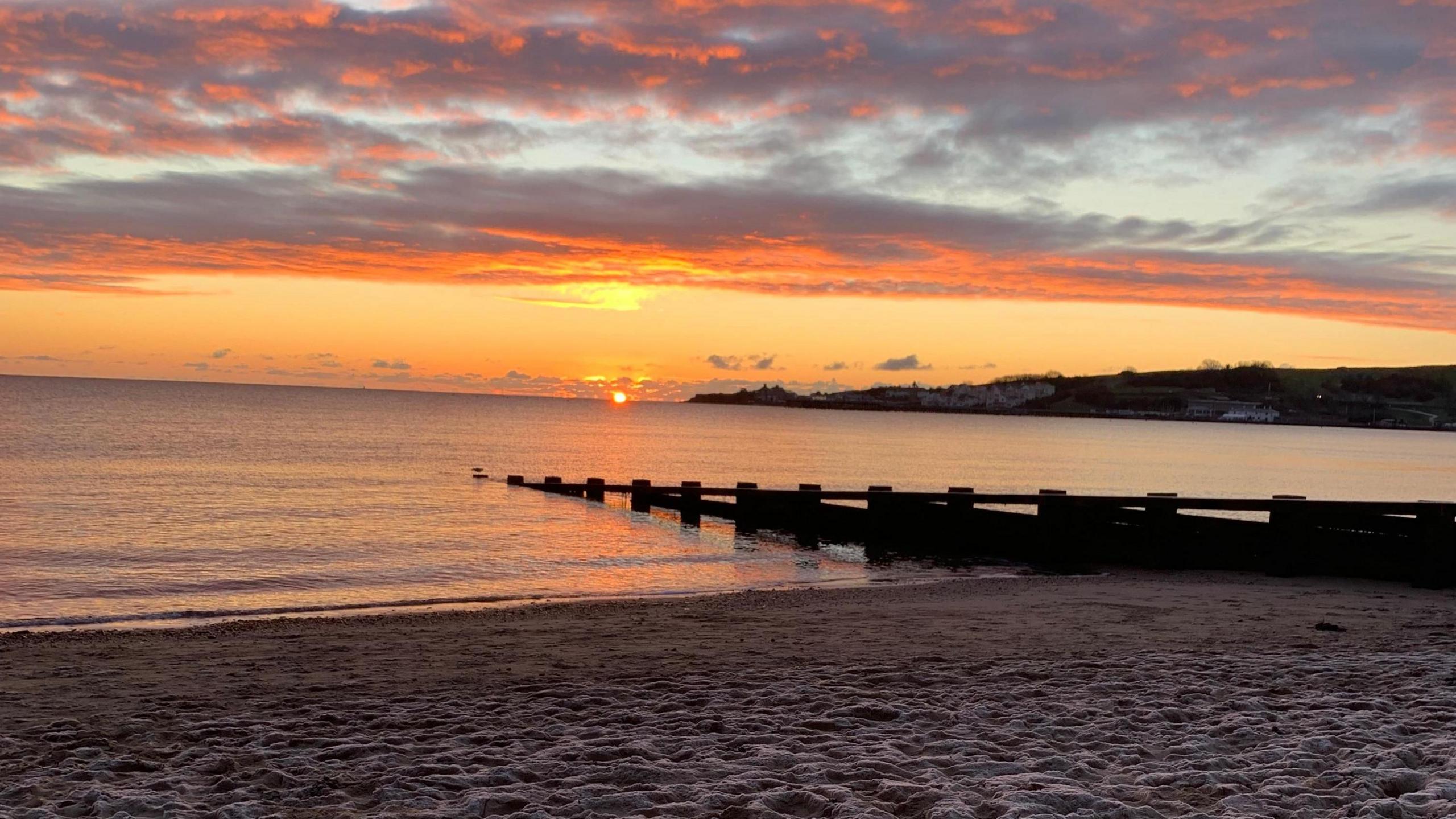 In pictures: Colourful winter sunrises over the south of England - BBC News
