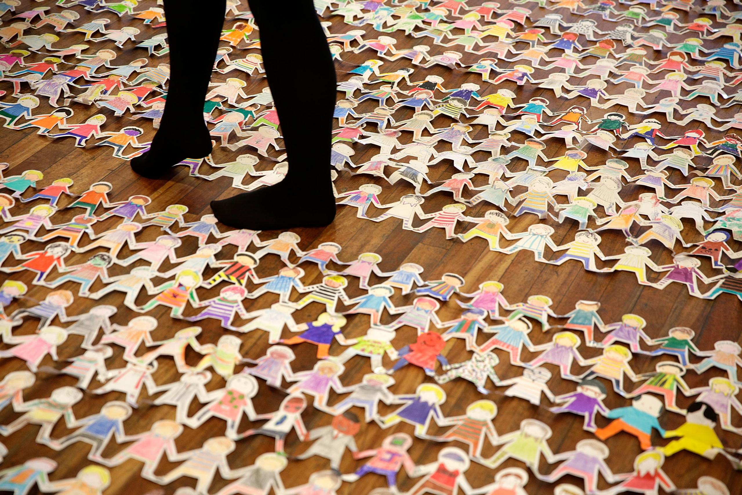 The world's longest paper doll chain - BBC Newsround