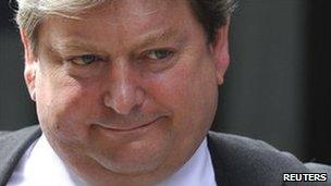 Barnsley MP Eric Illsley in crown court over expenses - BBC News