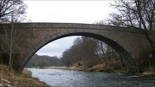 Historic Bridge of Keig repairs under way - BBC News