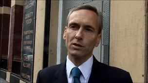 David Nuttall MP calls for end to pub smoking ban - BBC News