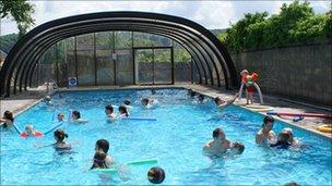 Wotton-under-Edge poll finds people would pay for pool - BBC News