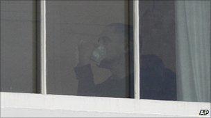 Obama receives 12 stitches to lip - BBC News