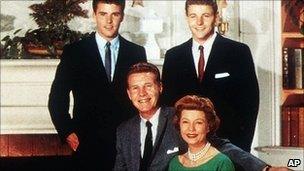 US actor David Nelson dies at 74 - BBC News