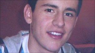 Huddersfield league's tribute to player Huw Thatcher - BBC News