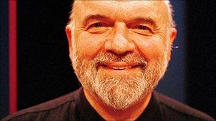 Robert Tear, acclaimed Welsh tenor, dies aged 72 - BBC News