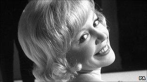 Singer Kathy Kirby dies aged 72 - BBC News