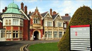 Queen unveils Bletchley tribute to WWII codebreakers - BBC News