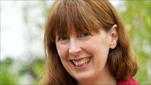 Edwin Morgan poetry prize awarded to Jane McKie - BBC News