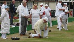 Lowestoft Blind Bowls Club hosts annual tournament - BBC News