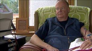 Inverness man's dialysis canoe trip on Caledonian Canal - BBC News