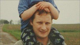 Ex-chorister Robert Eaton remembered in 9/11 service - BBC News