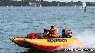 Hampshire's John Lindsay in solo power boat adventure - BBC News