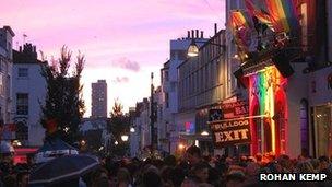 Brighton residents feel unsafe in St James Street area - BBC News