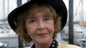 Howards' Way star Dulcie Gray dies at 95 - BBC News