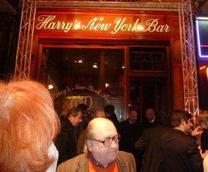 A century of Harry's Bar in Paris - BBC News