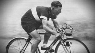 Cyclist Tommy Godwin's achievements tweeted - BBC News