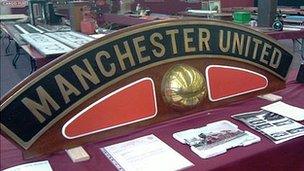 Manchester United engine nameplate fetches £40,000 - BBC News