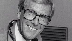 Bob Holness, former Blockbusters host, dies aged 83 - BBC News