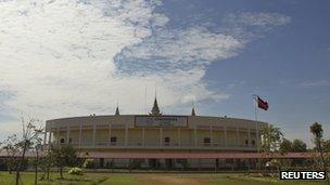 Cambodia Khmer Rouge trial judges argue in public - BBC News