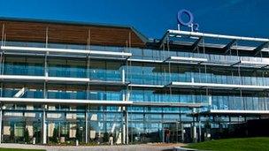 London 2012: Slough O2 staff in remote working trial - BBC News