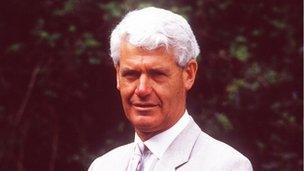 Ex-Alliance Party deputy leader Addie Morrow dies - BBC News