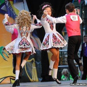 Thousands of Irish dancers invade Belfast - BBC News