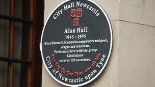 Lindisfarne singer Alan Hull plaque unveiled in Newcastle - BBC News