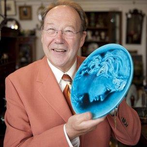 Television antiques expert David Barby dies, aged 69 - BBC News
