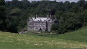 Luxury hotel Kitley House goes into administration - BBC News