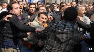 Damascus Alawites stand firm behind Assad - BBC News