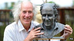 Terry Nutkins, TV wildlife presenter, dies aged 66 - BBC News