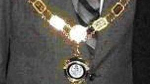 East Yorkshire town's mayoral gold chain stolen - BBC News