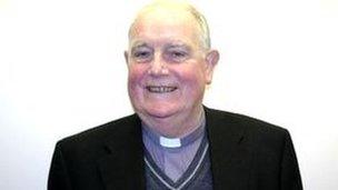 Belfast Maze priest Monsignor Tom Toner dies - BBC News