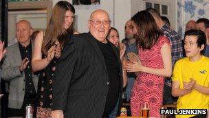 Brian Coleman: Auction for boxing's unsung hero raises £3,000 - BBC News