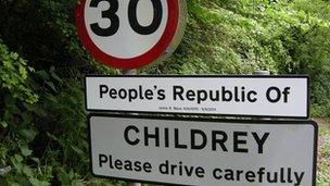 Childrey villagers remember resident with road sign - BBC News