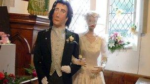 Muston Scarecrow Festival gets under way - BBC News