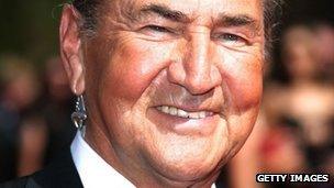 Free Willy actor August Schellenberg dies - BBC News