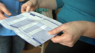 Missing benefits claimants 'risk destitution' - BBC News