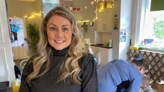 Pay rises at fastest pace for over 20 years, but below inflation - BBC News