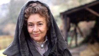 Dame Joan Plowright: Acting star whose first love was theatre - BBC News