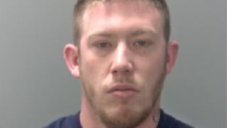 The hairdressers spotting signs of abuse - BBC News