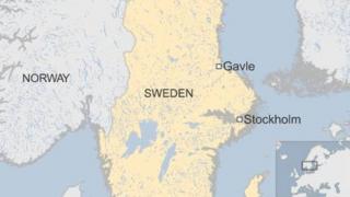 Sweden Gavlebocken: Giant Christmas goat doesn't last a day - BBC News