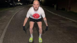 'I'm running the London Marathon in a pair of sliders' - BBC News