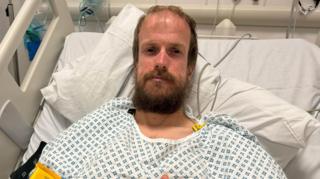 Bowel cancer: London teacher urges people to know the symptoms - BBC News