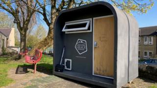 Church's sleeping pod that helps the homeless - BBC News