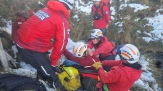 Edale: Injured walker's mountain rescue hampered by parked cars - BBC News