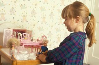 How does 'Curvy Barbie' compare with an average woman? - BBC News