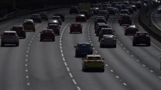 New Wisley Lane bridge over A3 opens to traffic - BBC News