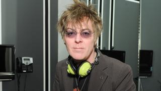 Andy Rourke: The Smiths bassist dies aged 59 - BBC News